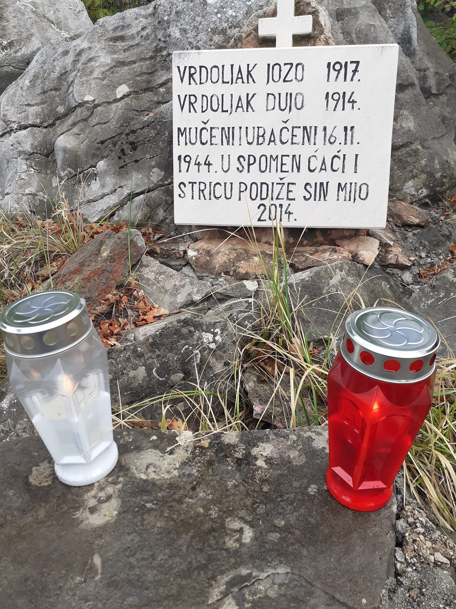 JAMA GLUVUŠA U OGORJU KRIJE STOTINU ŽRTAVA (Jedna žrtva preživjela i ...